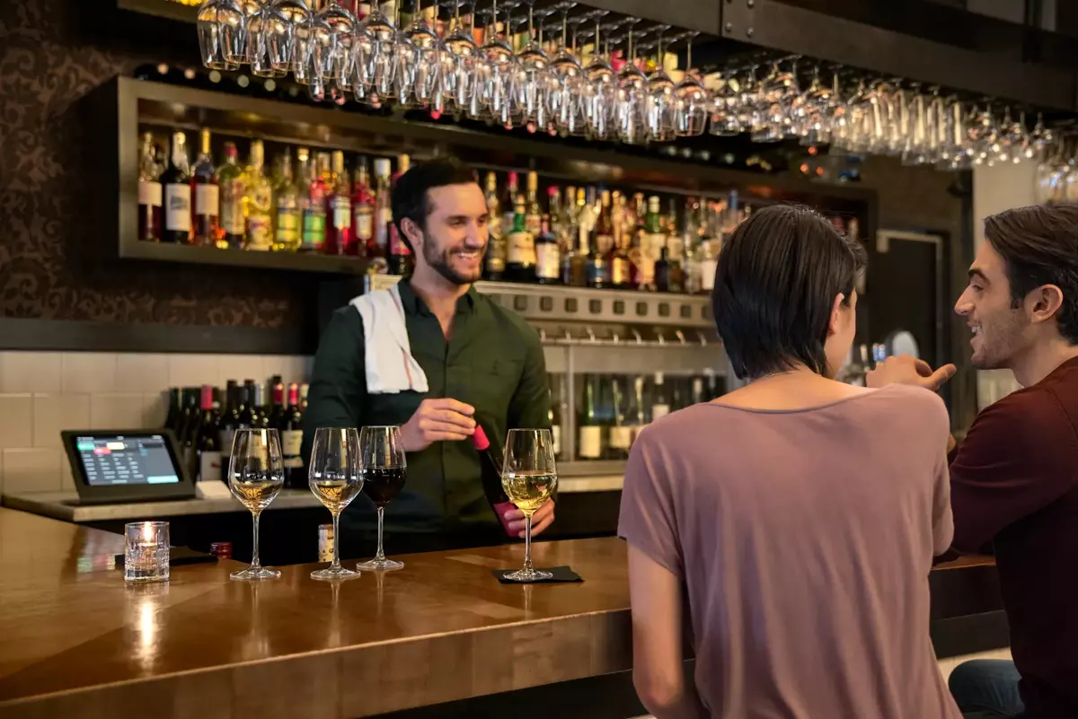 How to Streamline Bar Operations to Cope with Staff Shortages | Square